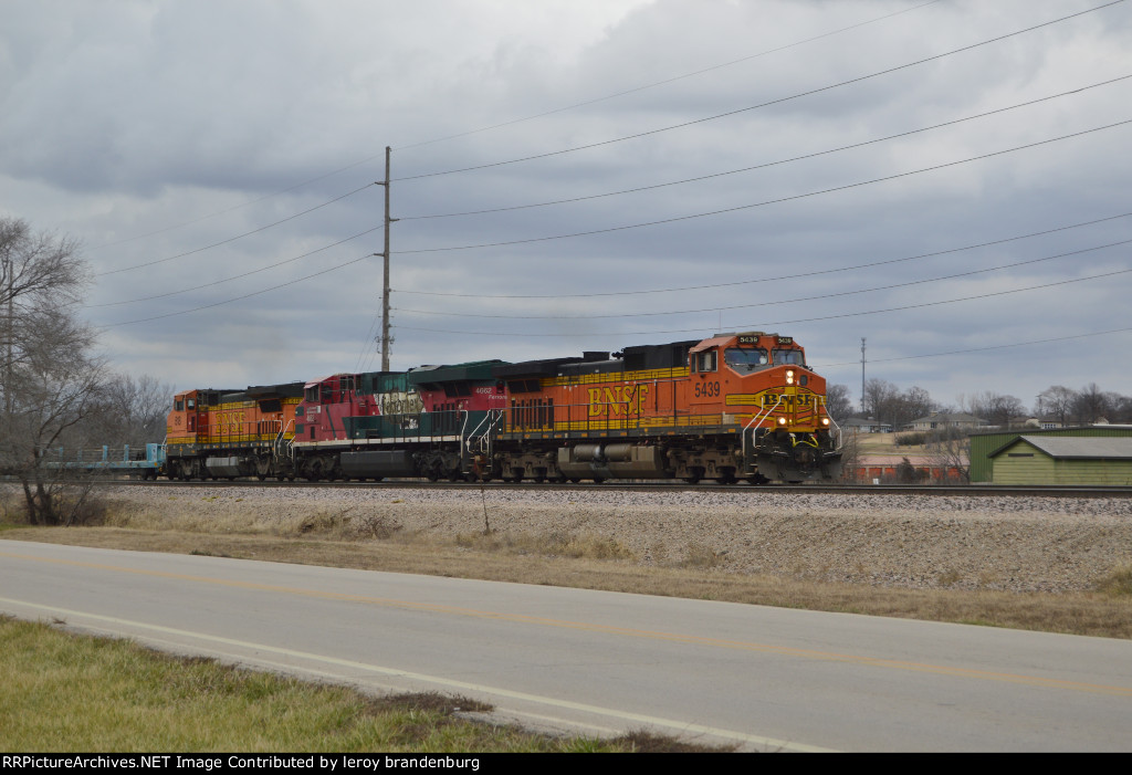 BNSF 5439 pulling the hill